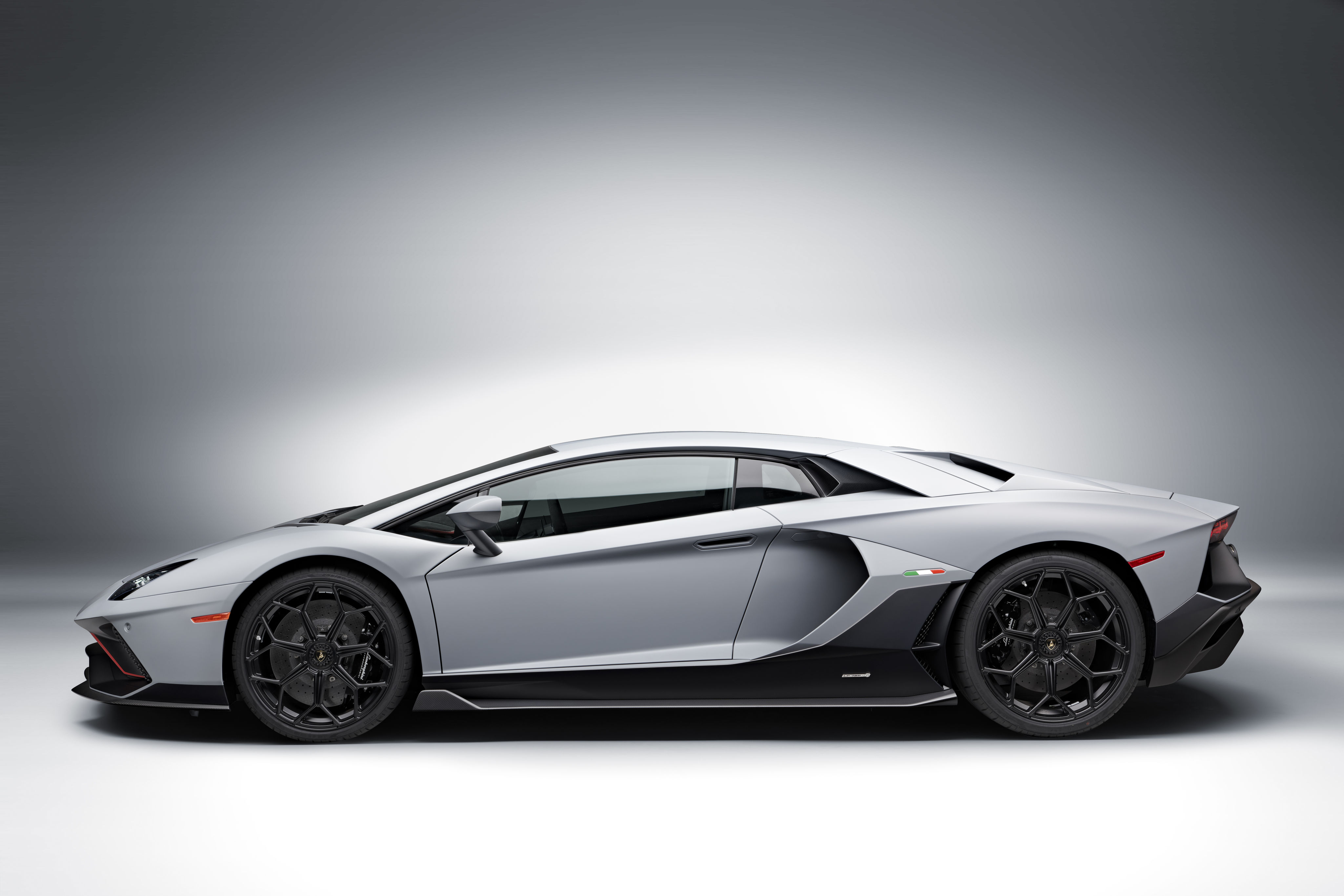 Lamborghini to send Aventador off with Ultimae special editions ...