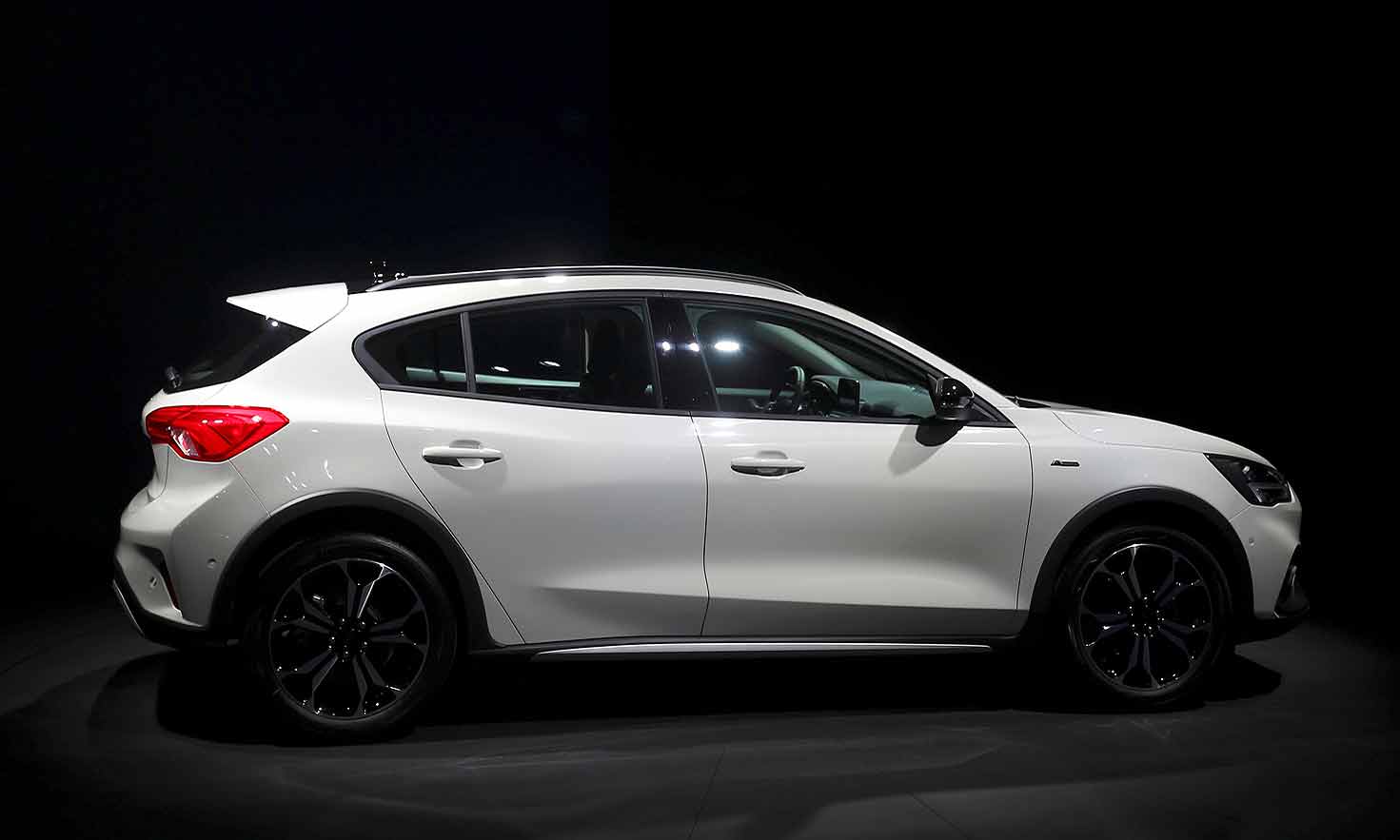 Ford gives Focus sportier design, more high-tech features | Automotive News