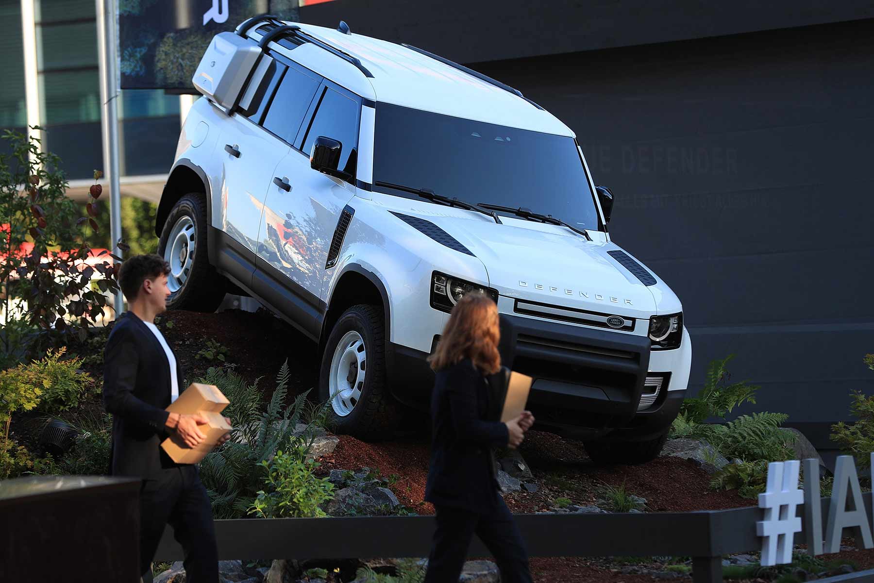 Land Rover Defender launch in U.S. could be delayed | Automotive News