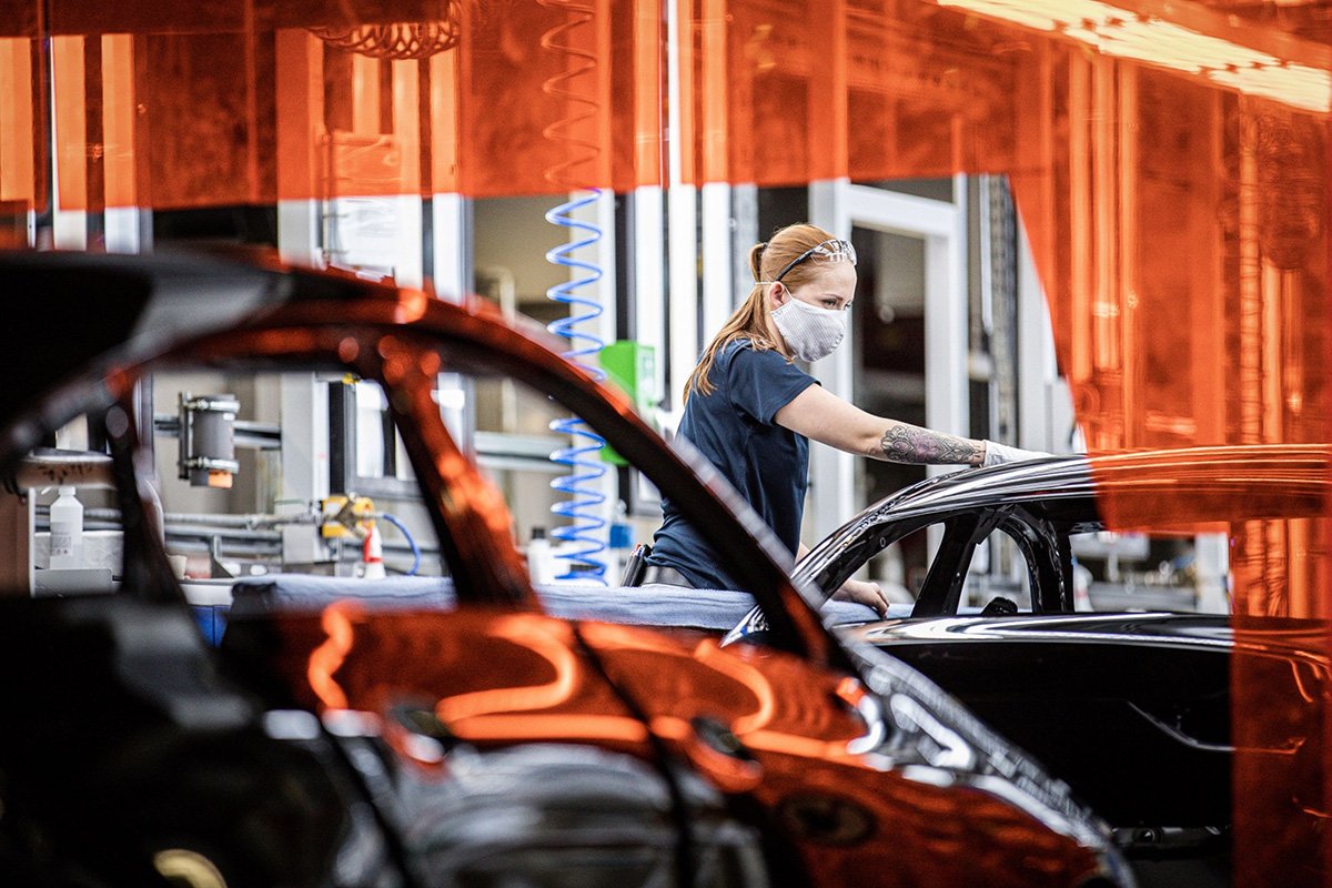 Daimler's labor talks heat up, with 15,000 jobs at risk | Automotive News
