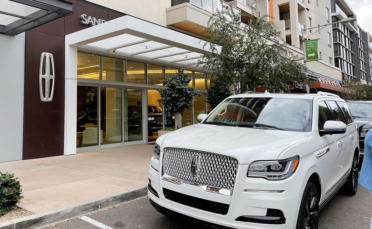 Small Lincoln stores offer unique customer experience | Automotive News