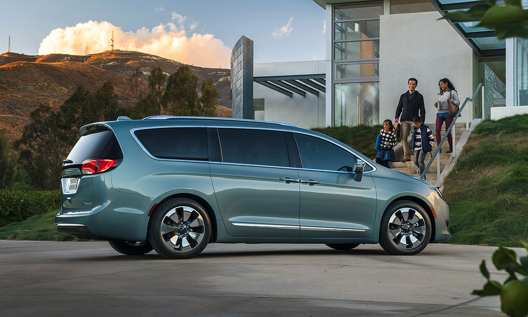 FCA prepares Chrysler Pacifica plug-in hybrid launch | Automotive News
