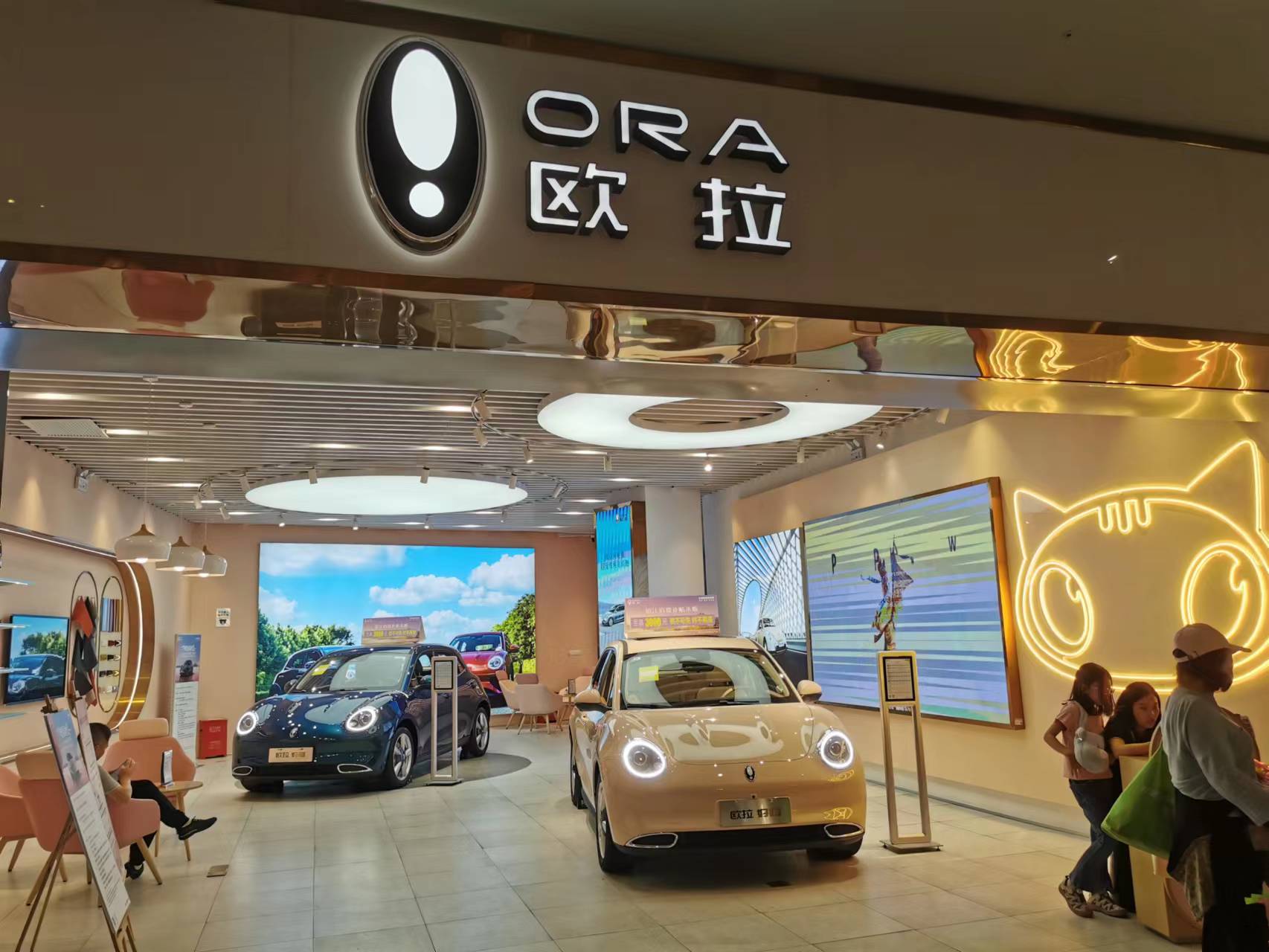 Stockpiles at new-car dealerships slip | Automotive News