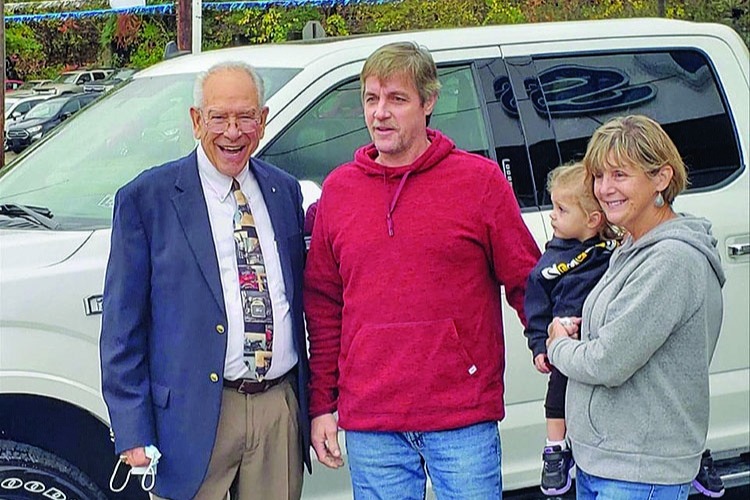 90-year-old Ron Lewis Ford employee retires with one last bonus ...