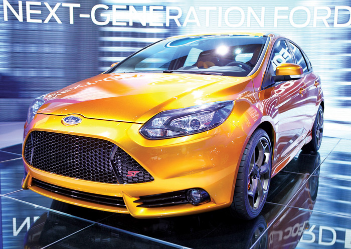 Ford unveils Focus production, performance versions | Automotive News