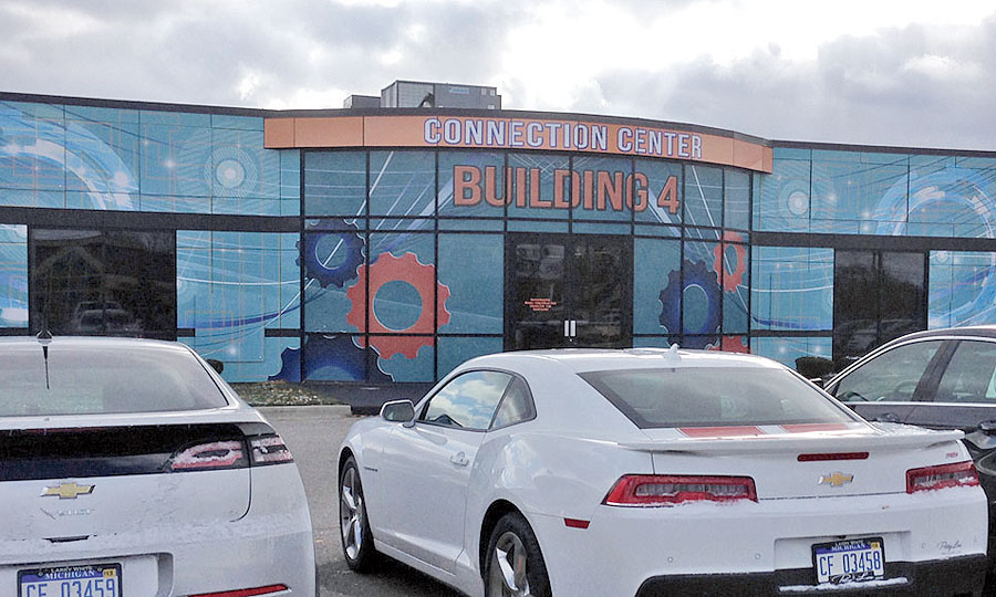 No-pressure center: Dealer lures shoppers put off by showrooms ...