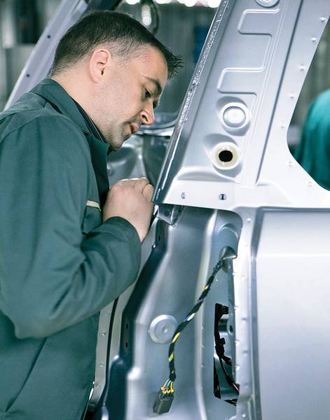 Land Rover streamlines Freelander assembly | Automotive News