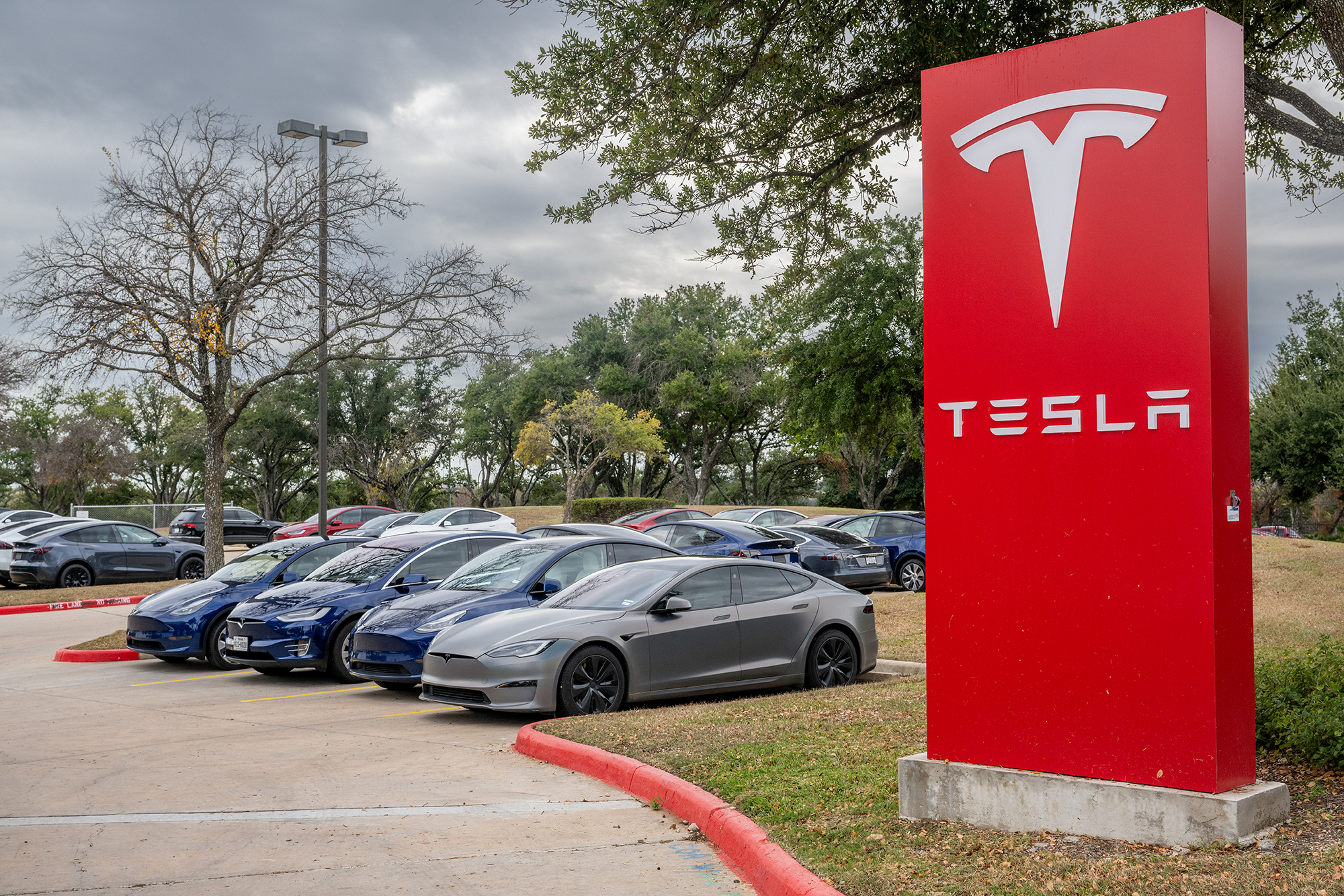 Tesla settles fatal crash suit as another jury trial loomed ...