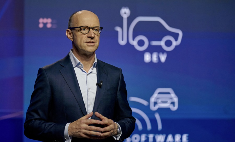 VW finance boss Antlitz gives AV software timeline | Automotive News