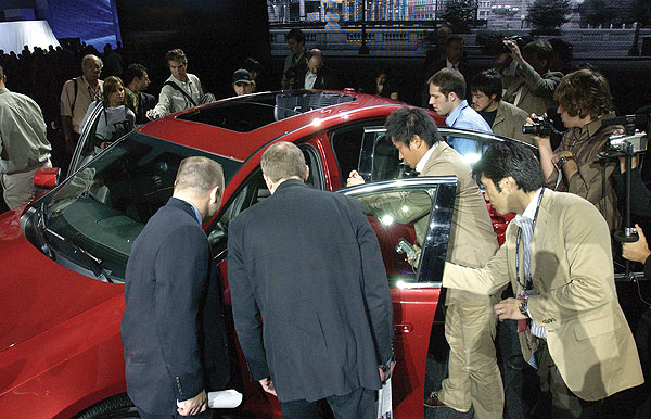 Panoramic sunroof of Lincoln MKS boosts Inalfa sales | Automotive News