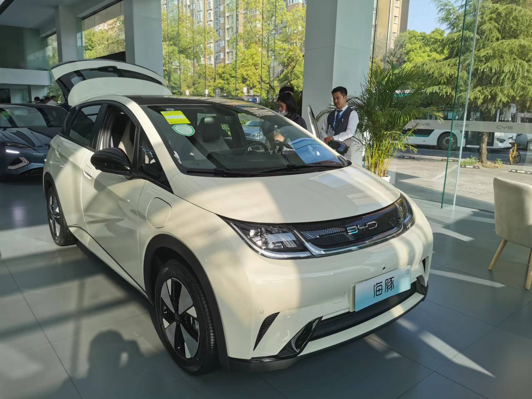 April new-vehicle sales rebound sharply, trade group predicts ...