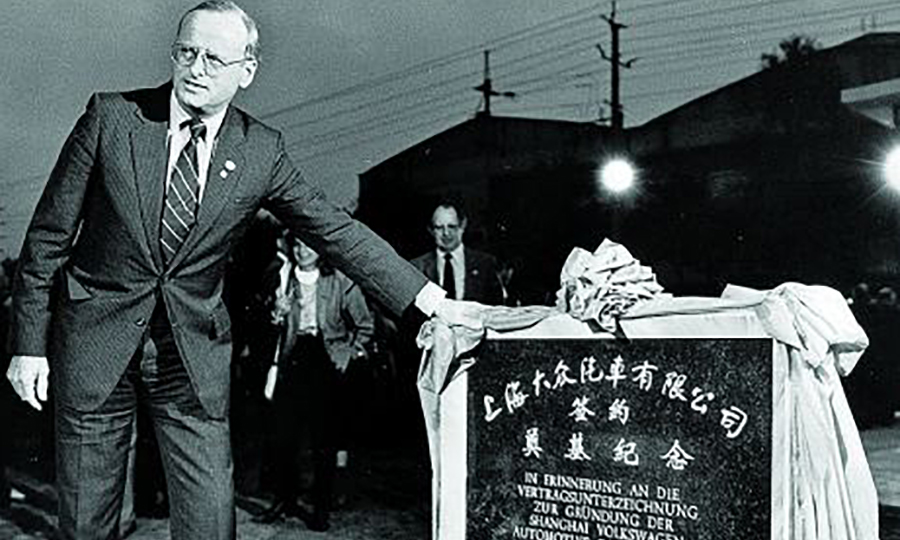 Chinese thank Carl Hahn for his pioneering spirit | Automotive News