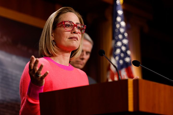 Sen. Kyrsten Sinema switches from Democrat to independent | Automotive News