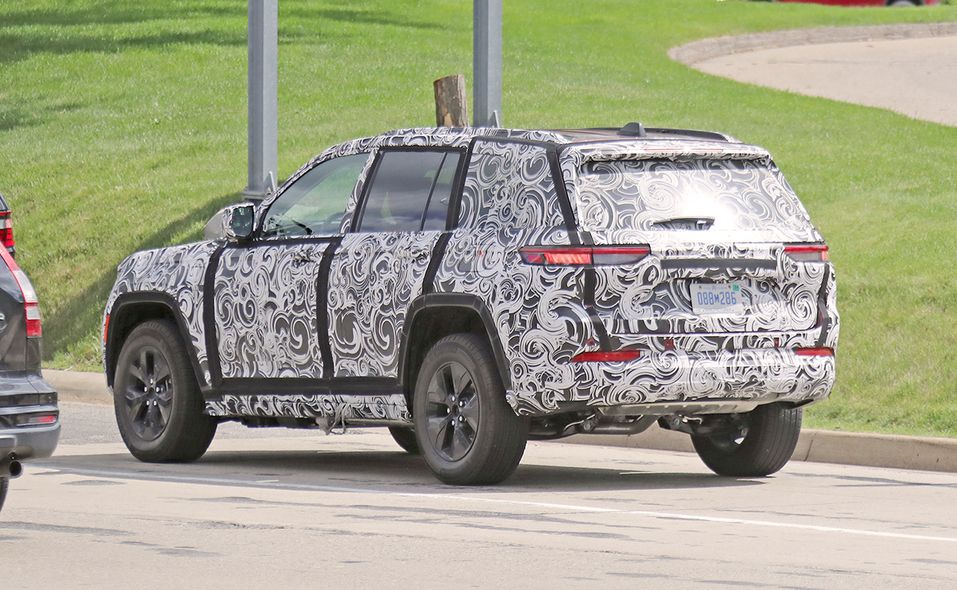 Spy photos reveal 2022 Grand Cherokee plug-in hybrid | Automotive News