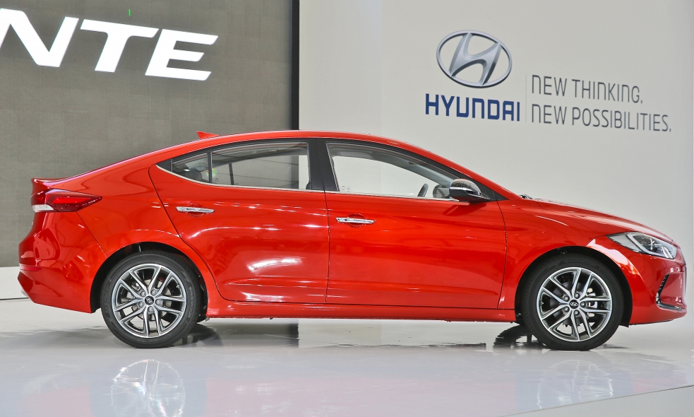 6th-gen Hyundai Elantra gets new design, more safety tech, better mpg ...