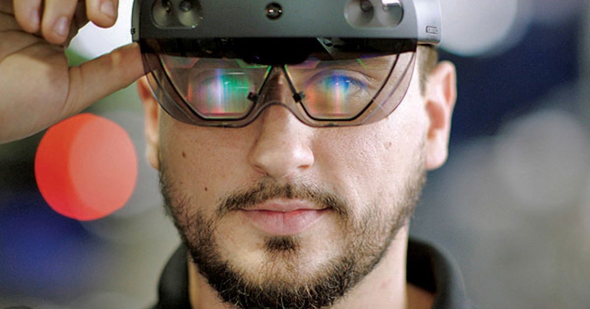 Microsoft HoloLens2 glasses help Mercedes-Benz techs fix problems ...