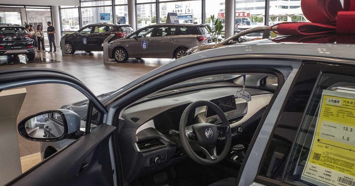 Car deliveries dive as lockdowns take toll on commerce | Automotive News