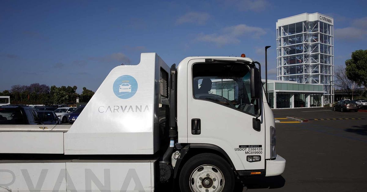 Carvana shrinks net loss, reports first operating profit | Automotive News