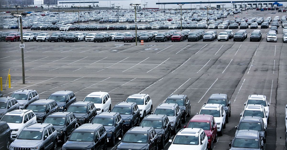 Fiat Chrysler warns workers on assembly line halts | Automotive News