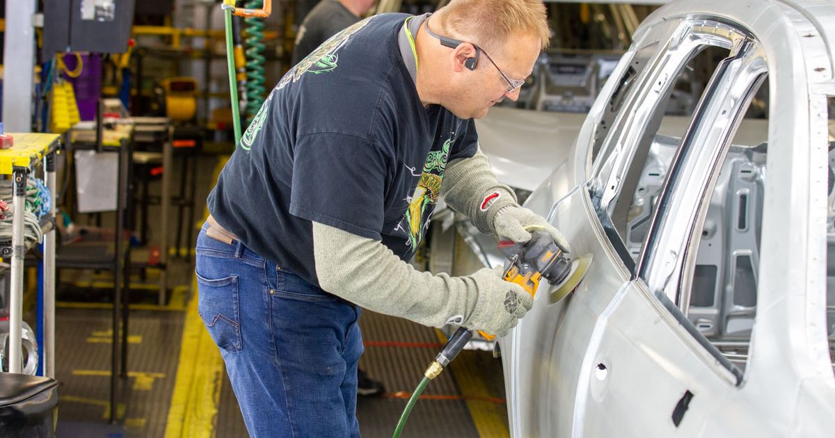 GM adding 1,200 jobs to raise output of crossovers, Cadillac sedans ...