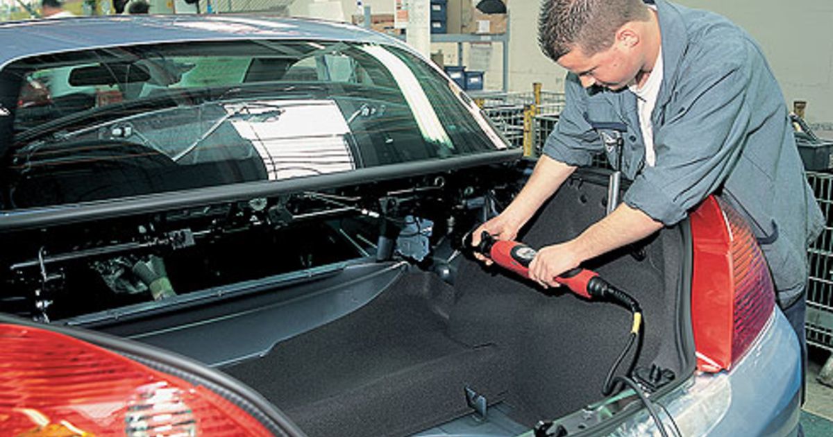 Electric tools charge up assembly lines | Automotive News