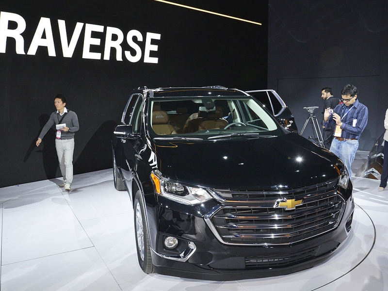 Black bow ties and bigger footprints: Chevy's 2018 Traverse and what ...