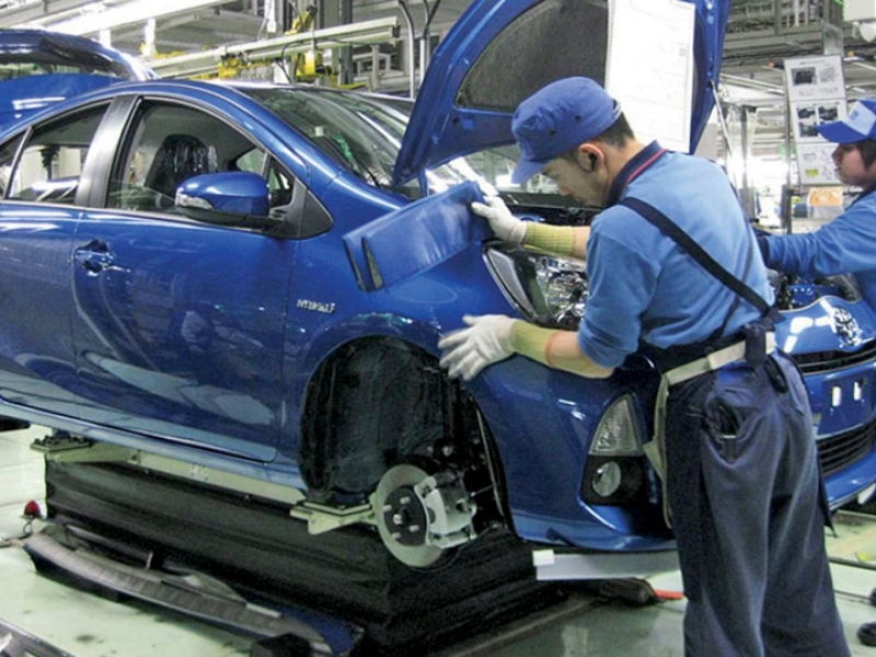 Japanese auto workers seek pay raises amid soaring profits