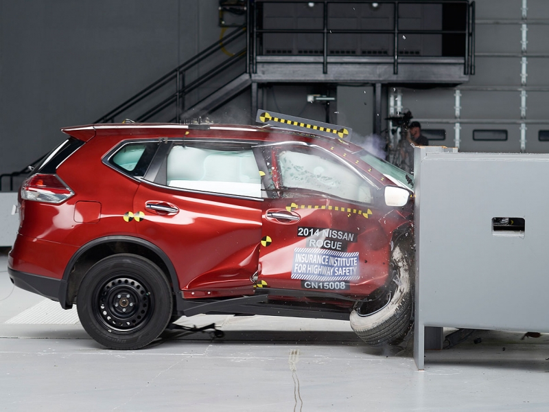 IIHS may broaden small-overlap rating
