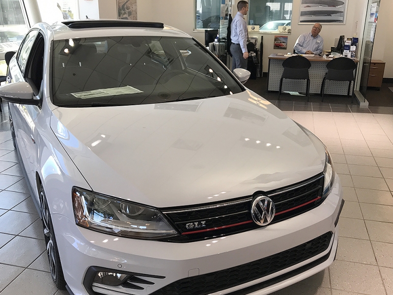 VW-AUDI: Volkswagen dips, Audi's streak holds on