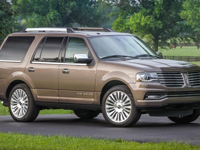 New Navigator rolls up to challenge Escalade