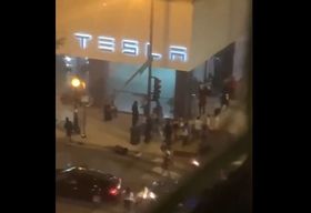 Tesla store among shops vandalized overnight in Chicago | Automotive News
