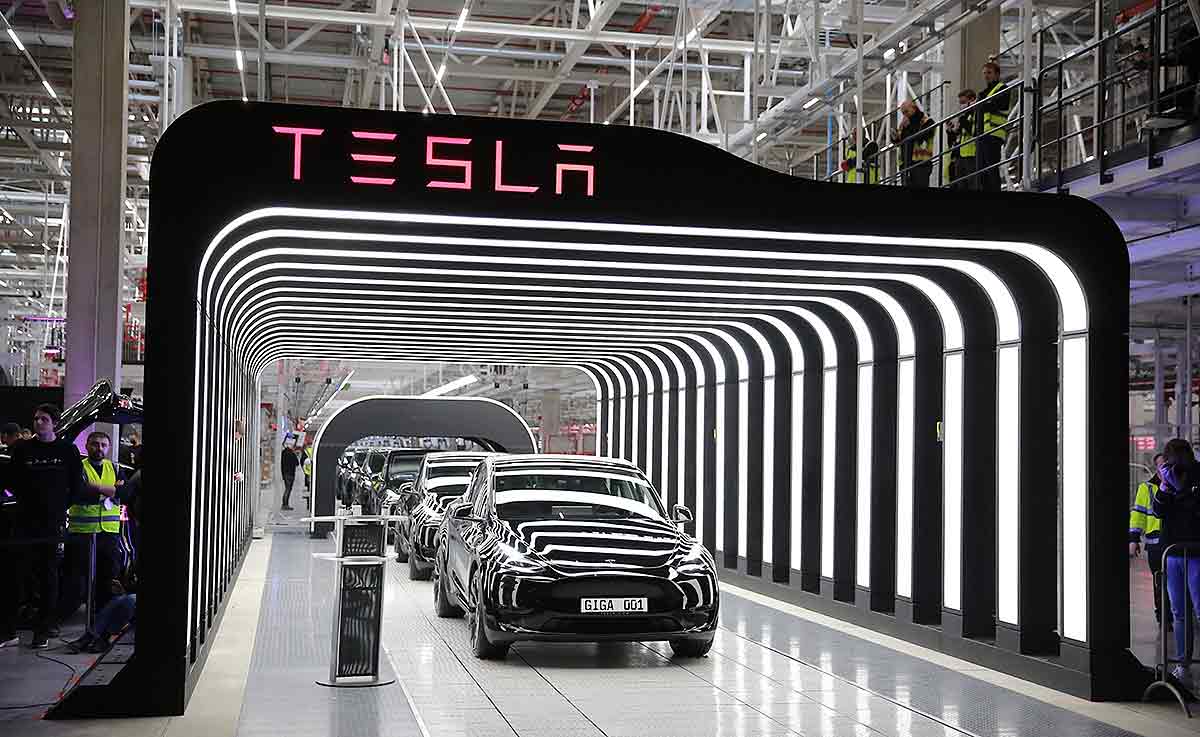 How Tesla is reinventing Henry Ford's 100-year-old assembly line ...