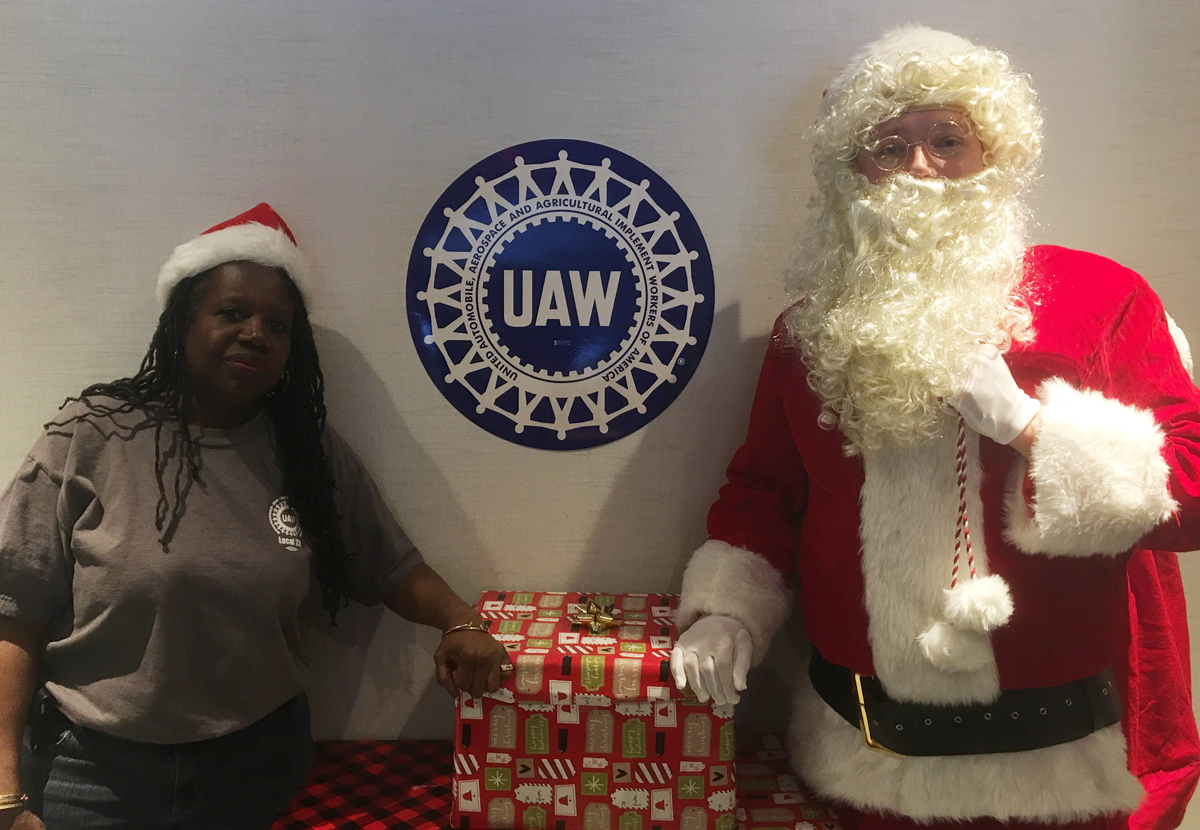 UAW delivers 4,000-plus community letters to GM HQ | Automotive News