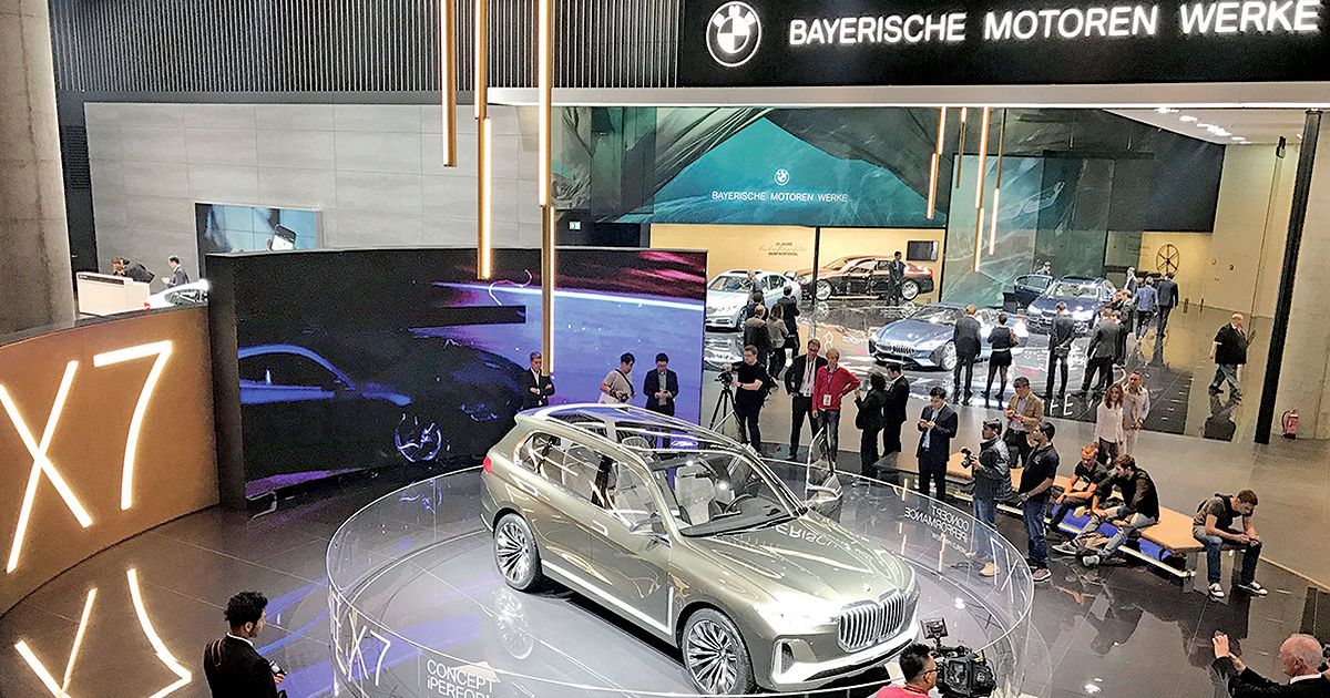 Top-end BMWs to get new black-and-white logos | Automotive News