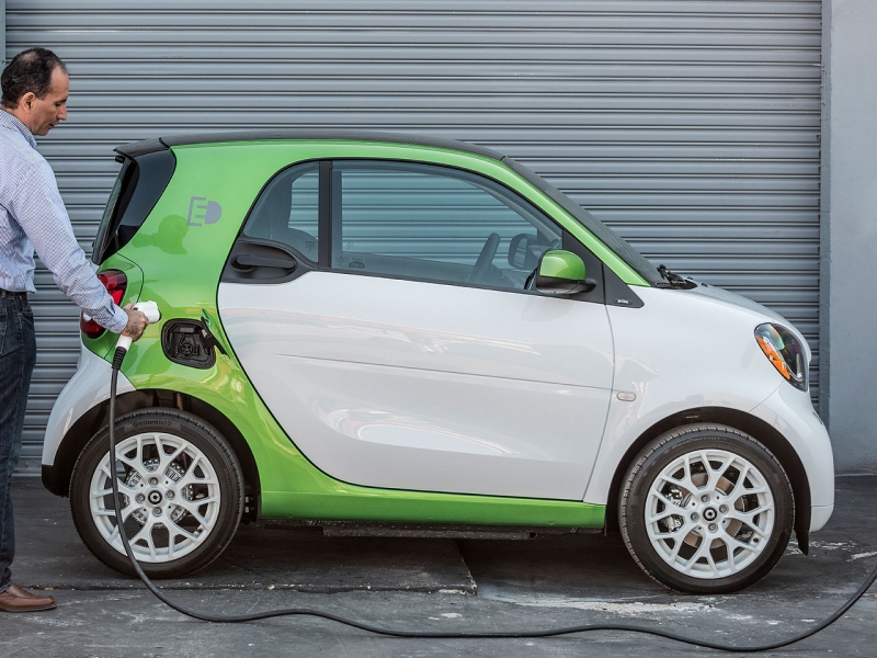 Smart prices 2017 electric 2-seat coupe from $24,550 | Automotive News