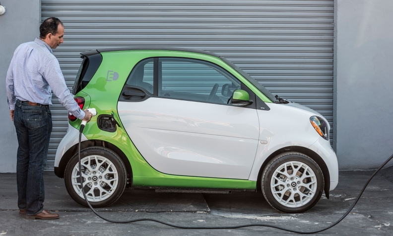 Smart prices 2017 electric 2-seat coupe from $24,550 | Automotive News